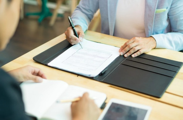 Exigência de contrato prévio com a empresa a ser subcontratada